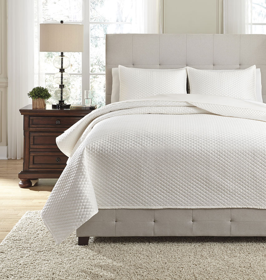 Dietrick Ivory Quilt Set Signature Design | Furniture Cart
